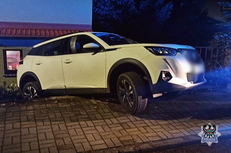 41-latka nie dość, że sama jechała pijana, to dała pojeździć podpitej 17-latce. Nastolatka ...